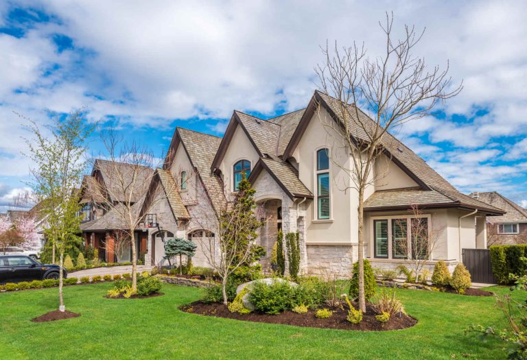 Comment poser du bardeau d’asphalte sur un toit en pente